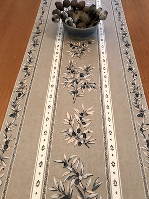 Discounted French tablecloths napkins and table runners